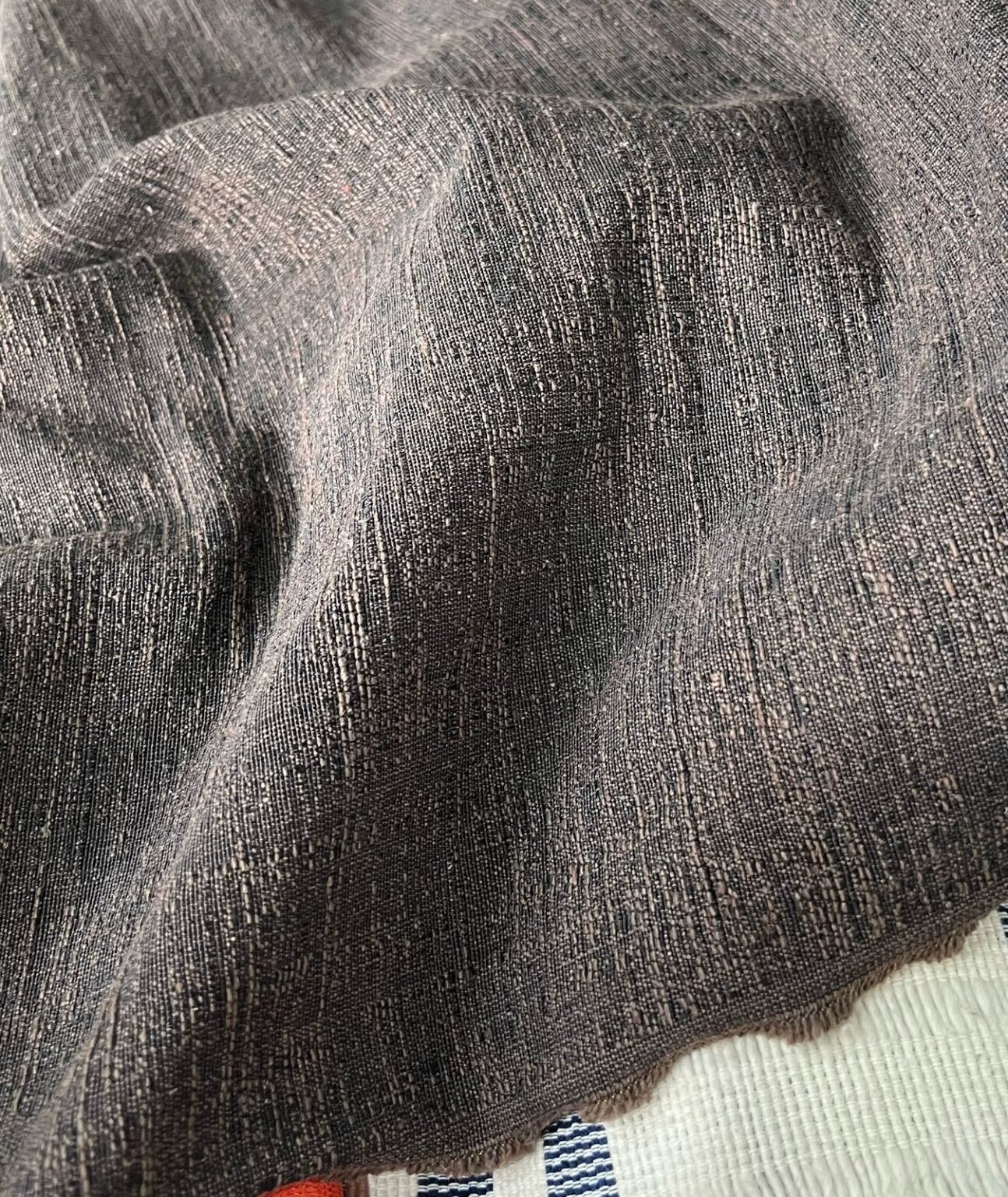 Tela rústica de tapicería tipo chenille – Marrón Chocolate – Calzacuer